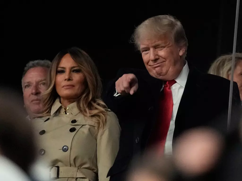 Melania Trump ser ännu en gång så olycklig ut när hon står bredvid Donald Trump i denna World Series-video