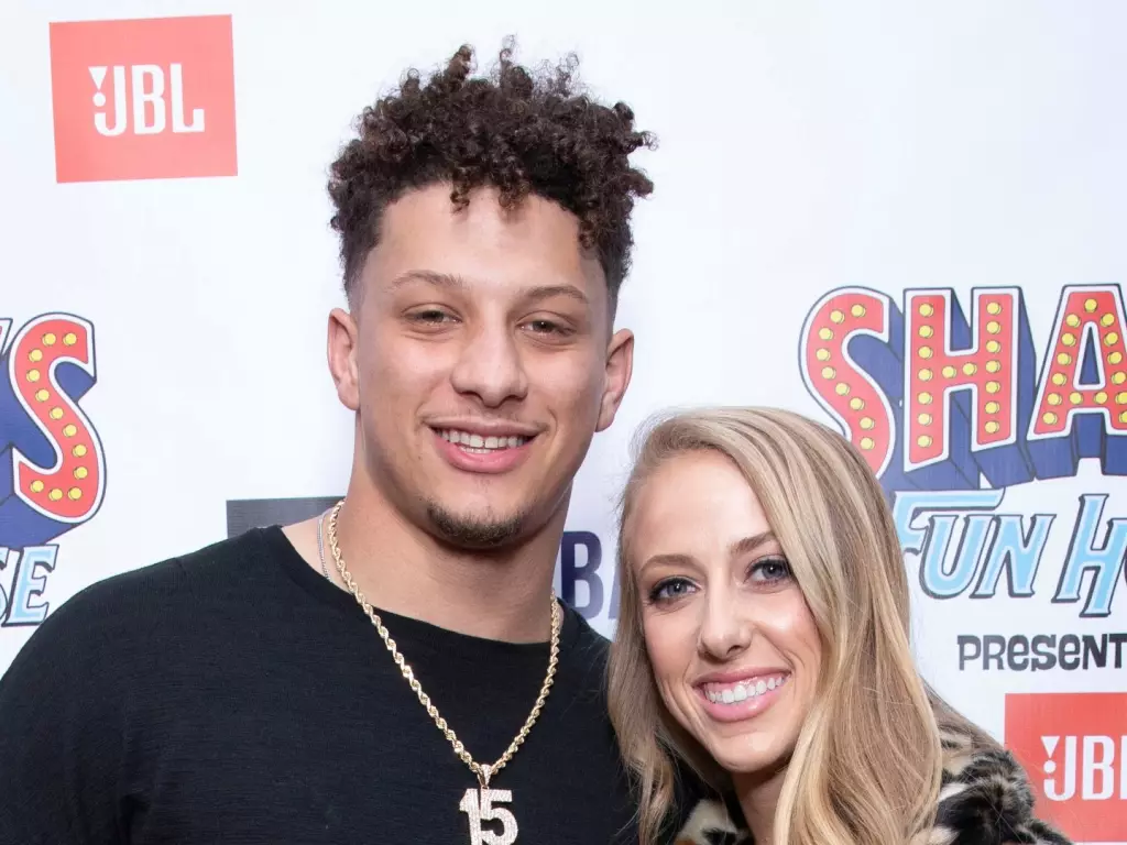 Brittany Matthews, Patrick Mahomes & Baby Sterling וואַן האַללאָוועען מיט קרועלאַ קאָסטומעס