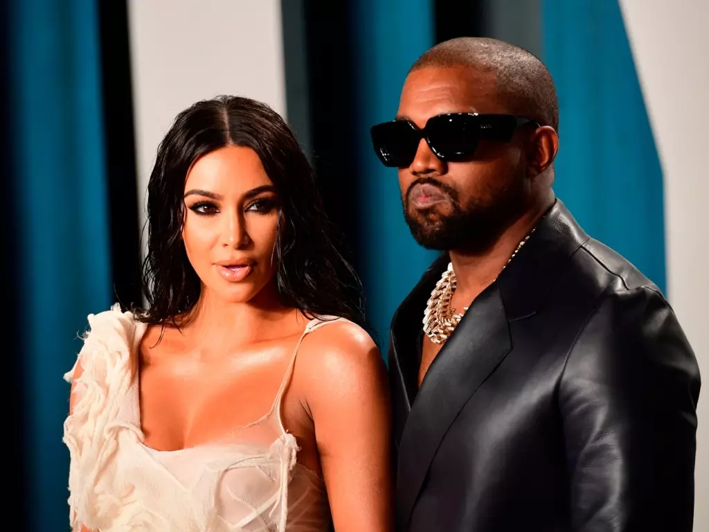 Prijavljena reakcija Kanyeja Westa na fotografijo Kim Kardashian in Petea Davidsona tako nadzoruje