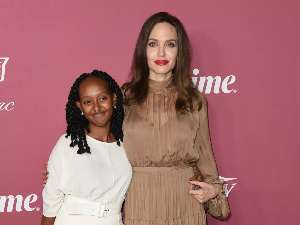 Indodakazi ka-Angelina Jolie, 16, uZahara, Ubonise Isitayela Sayo Esimangalisayo Kukhaphethi Obomvu Izolo ebusuku.