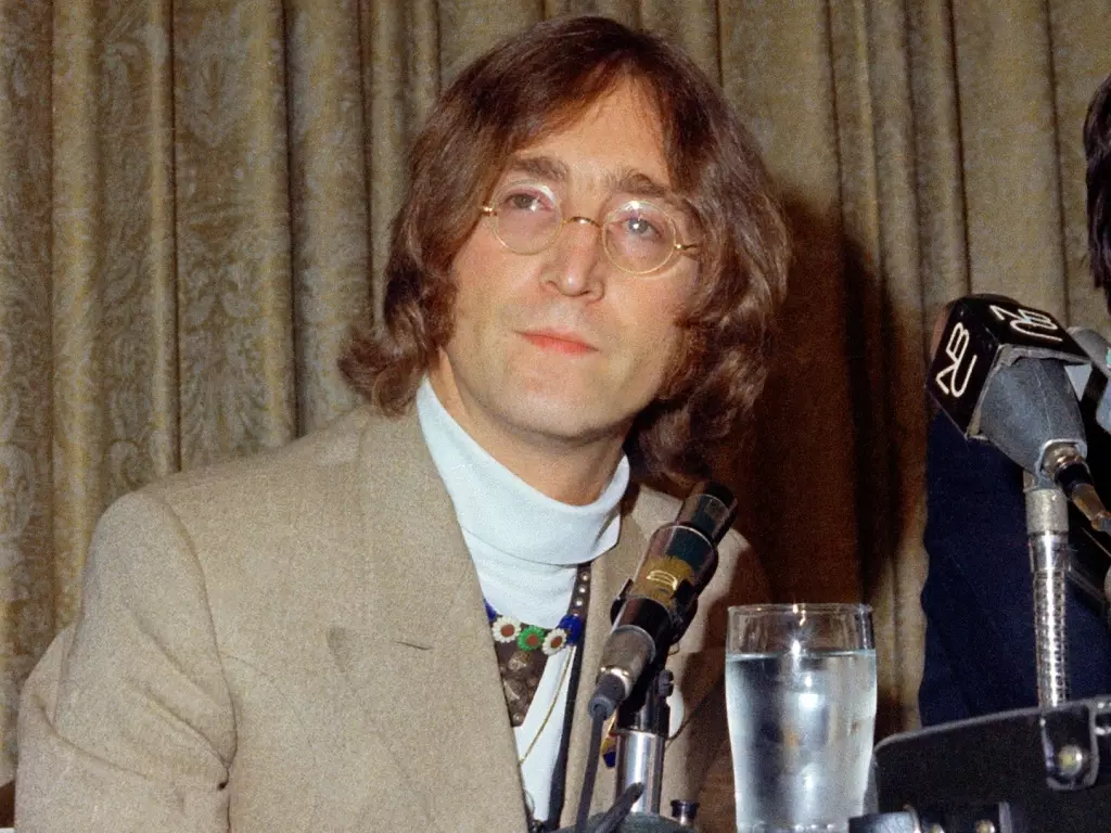 ລູກຊາຍ Sean Lennon ຂອງ John Lennon ເບິ່ງຄືກັບຄູ່ແຝດຂອງພໍ່ຂອງລາວໃນຮູບໃໝ່ເຫຼົ່ານີ້.