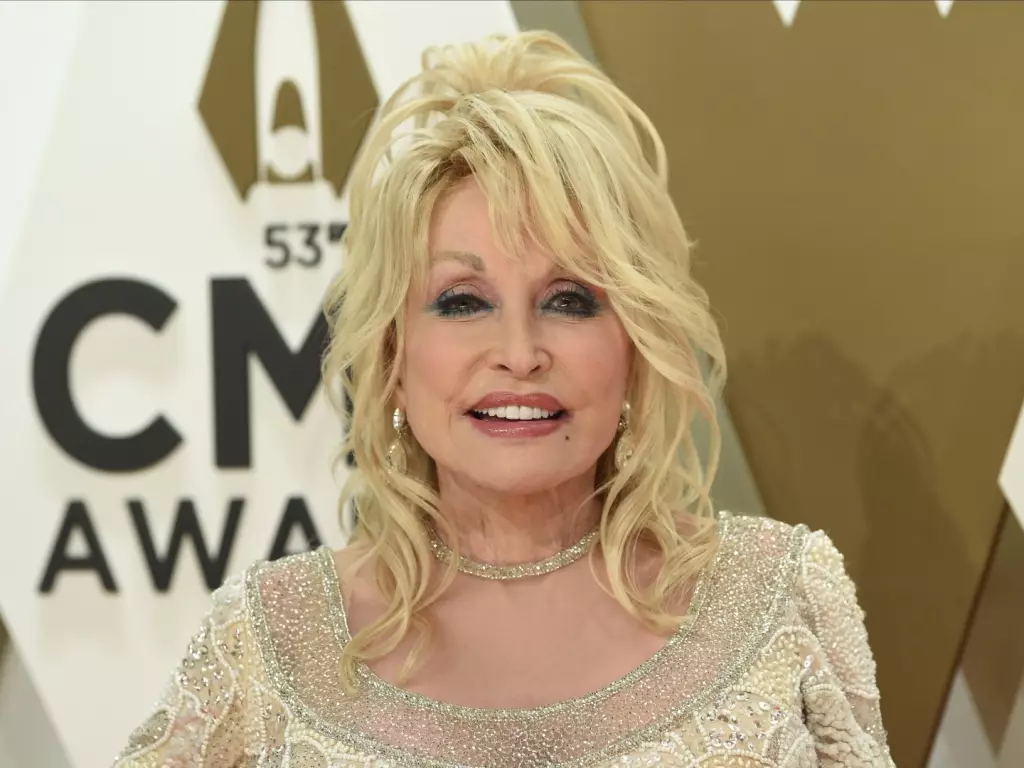 نعم ، يوجد تقويم Dolly Parton Advent - ويحتاجه كل معجب