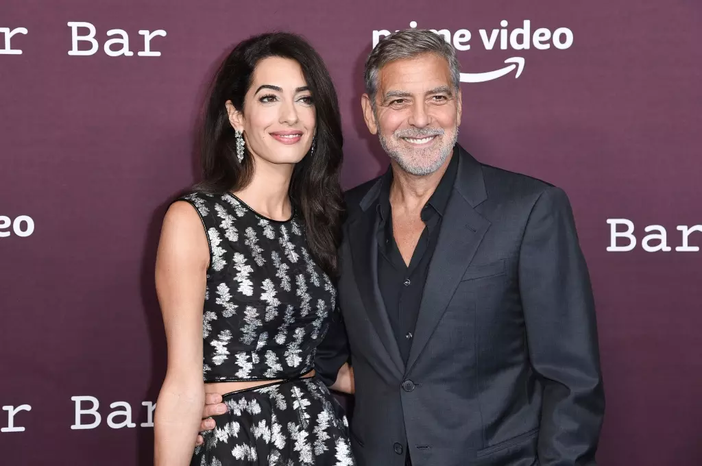 George Clooney dia nandany ny 'fampianarana hatsikana' tamin'ny zanany kambana, hoy i Amal