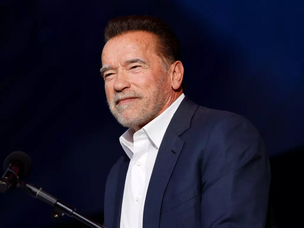 Arnold Schwarzenegger သည် ၎င်း၏ မွေးနေ့အတွက် လူသိရှင်ကြား ထောက်ခံမှုဖြင့် အငယ်ဆုံးသား Joseph Baena ကို ရေချိုးပေးနေသည်။