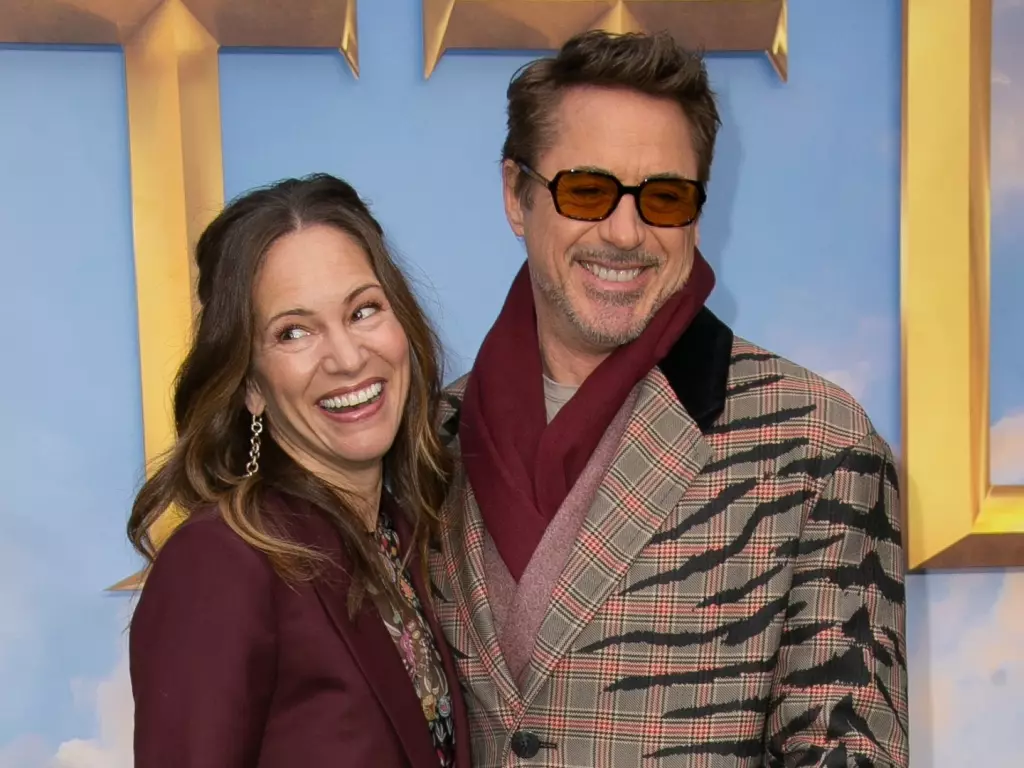 Robert Downey Jr. Mengirim Tweet Sonet untuk Hari Lahir Isterinya Susan — & Ia Membuatkan Kami Menggila