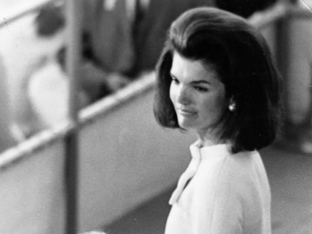 Jackie Kennedy Menggunakan Alat Tidak Dijangka Ini Untuk Memastikan Rambutnya Anggun & Dijual Di Nordstrom
