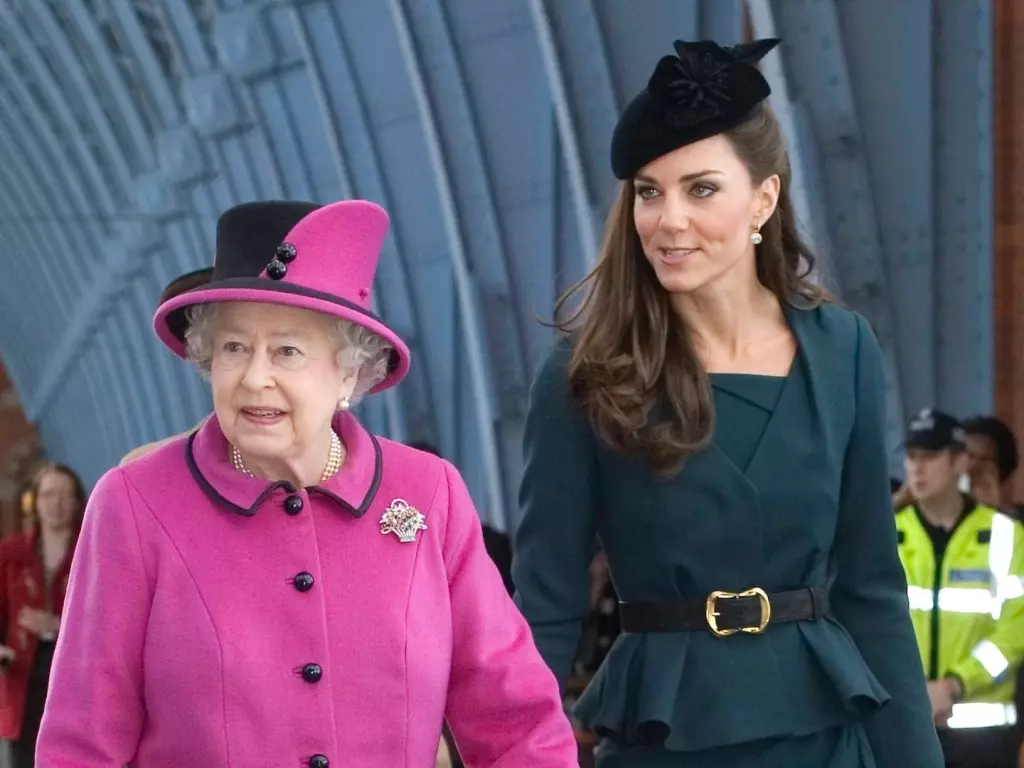 Kate Middletons stadig tættere forhold til dronningen kan være et problem for Camilla