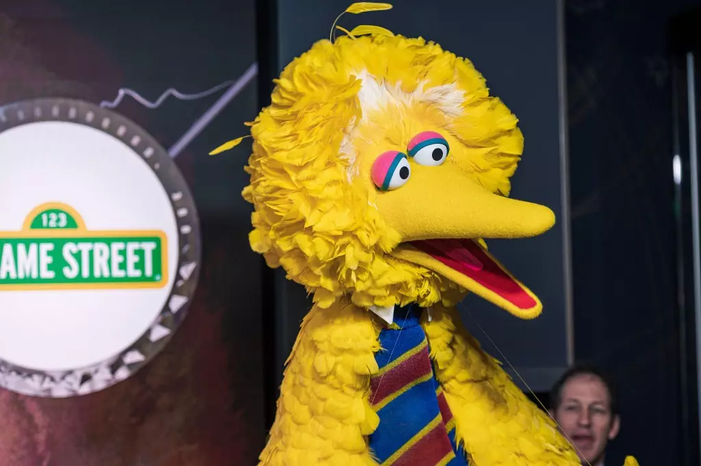 Big Bird's එන්නත් නිවේදනය සඳහා Sesame Street Faces Backlash