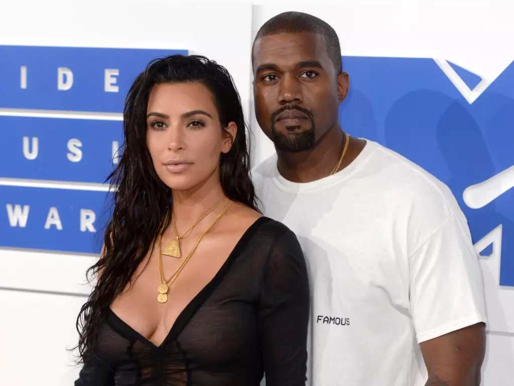 Ĉi tiuj Tekstoj de "Donda" de Kanye West laŭdire aludas lin trompanta Kim Kardashian.