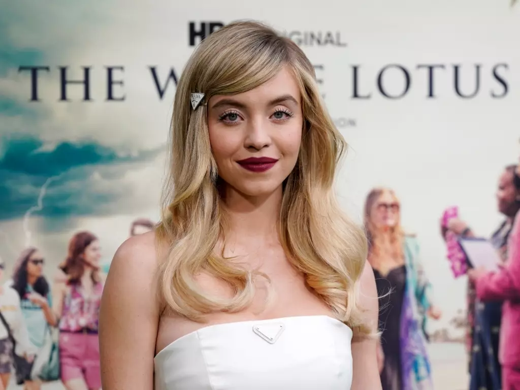 E ikhethang: Naleli ea 'White Lotus' Sydney Sweeney ha a tšoenyehe ka ho ba Mohlala o Motle ho Mang kapa mang.