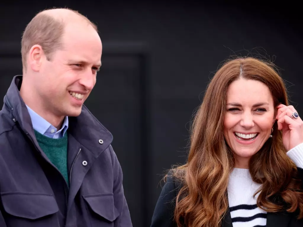 Yn ôl pob sôn, mae'r Tywysog William a Kate Middleton eisiau Cael Agwedd 'Lawr i'r Ddaear' tuag at y Frenhiniaeth