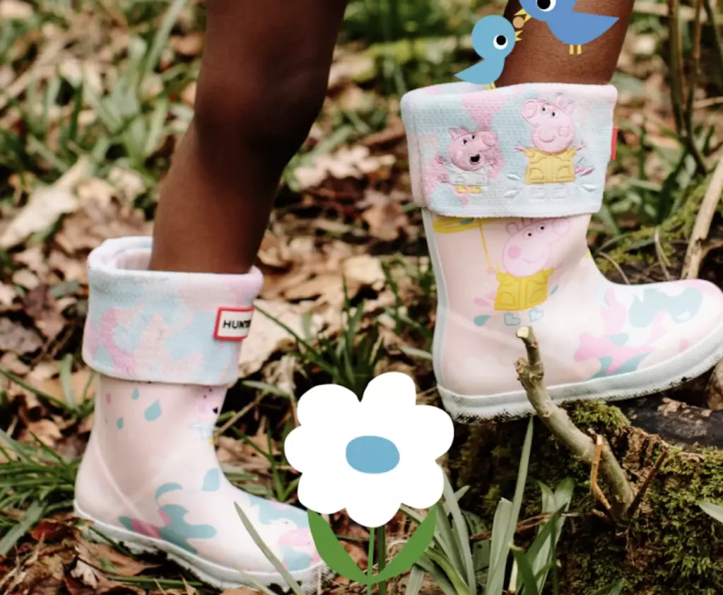 මෙම සීමිත සංස්කරණ හන්ටර් X Peppa Pig Boots සහ Rain Gear පුඩිම තුල ඉසීම වඩාත් විනෝදජනක කරයි
