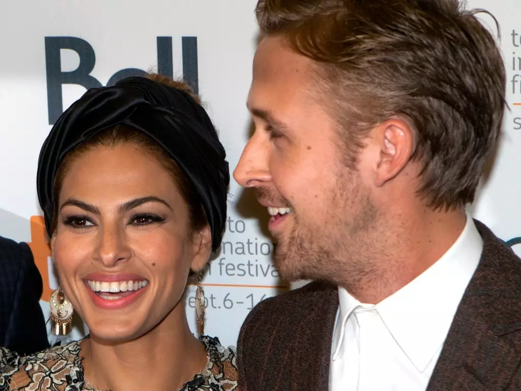 Hvordan Ryan Gosling og Eva Mendes underholdt deres børn under karantæne er den sødeste ting, du vil høre i dag