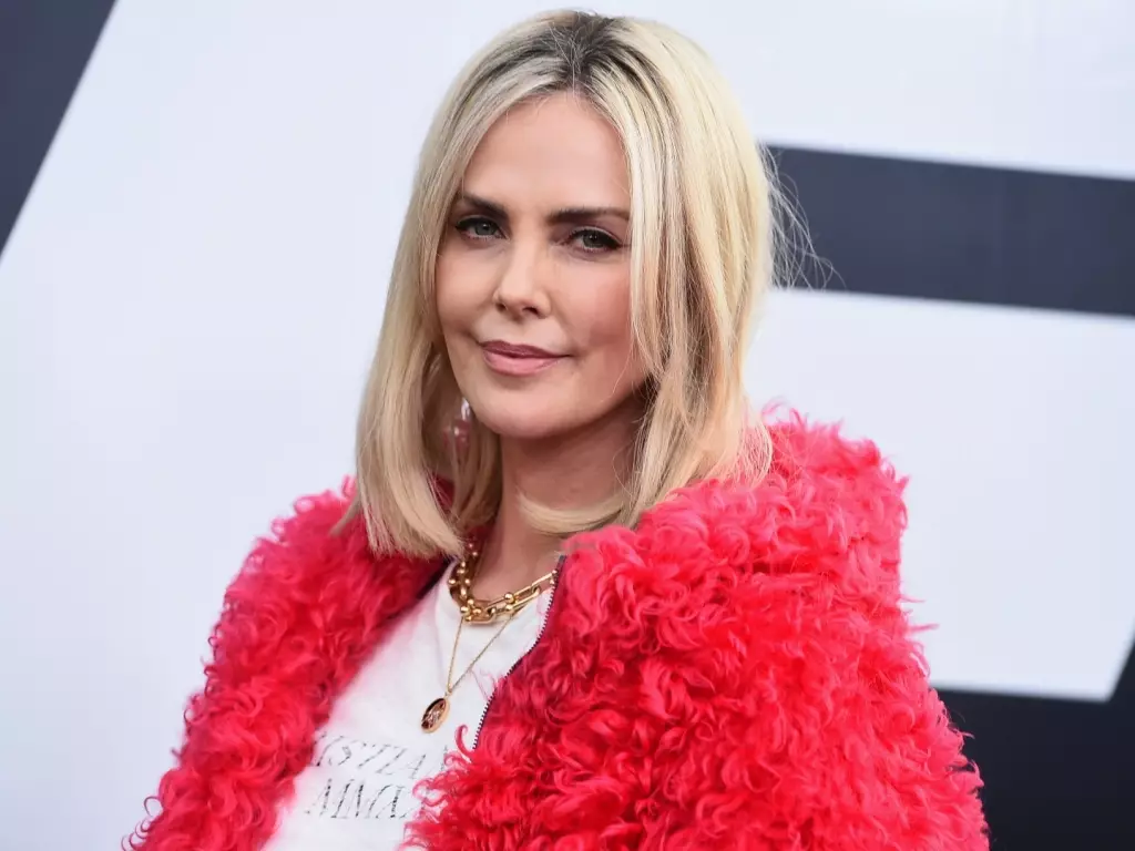 Charlize Theron u hodhi një sy të rrallë 2 vajzave të saj në këtë video familjare nga pushimet e tyre