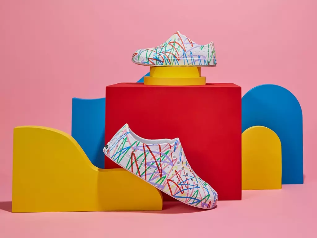 Native x Crayola's Shoe Collab යනු නැවත පාසලට අත්‍යවශ්‍ය වන අතර මෙම විලාසිතාව දැනටමත් 22% වට්ටමක් ලබා ඇත