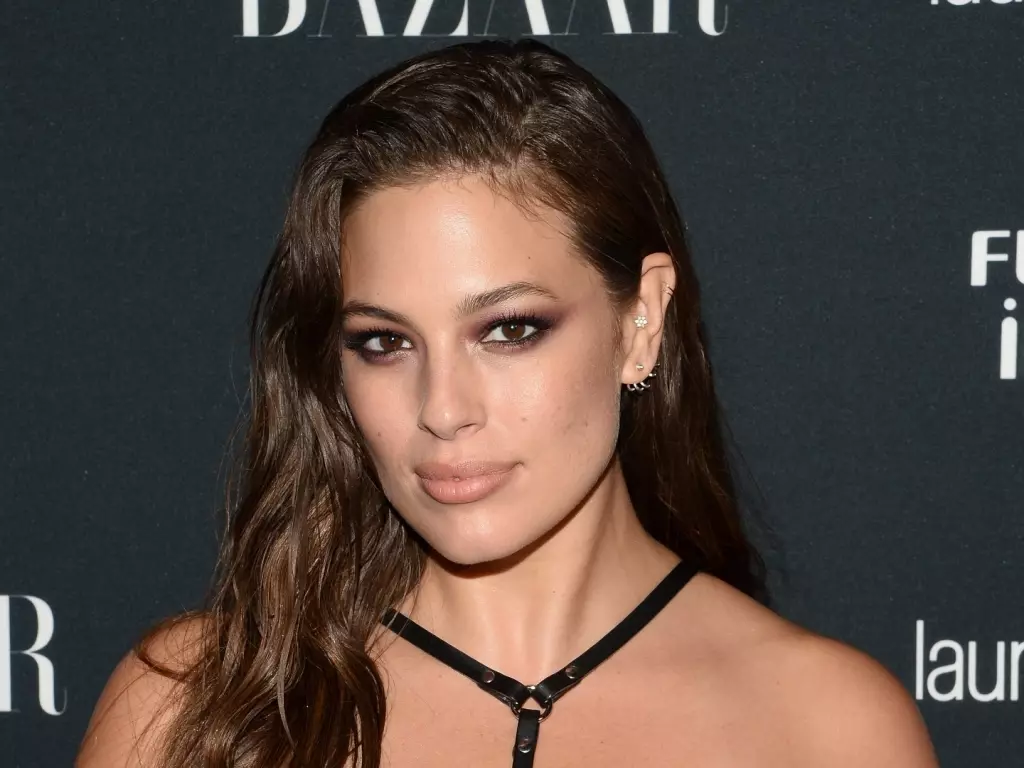 Ashley Graham tregon gungën e foshnjës në videon pas stërvitjes: "Të tre nga ne"