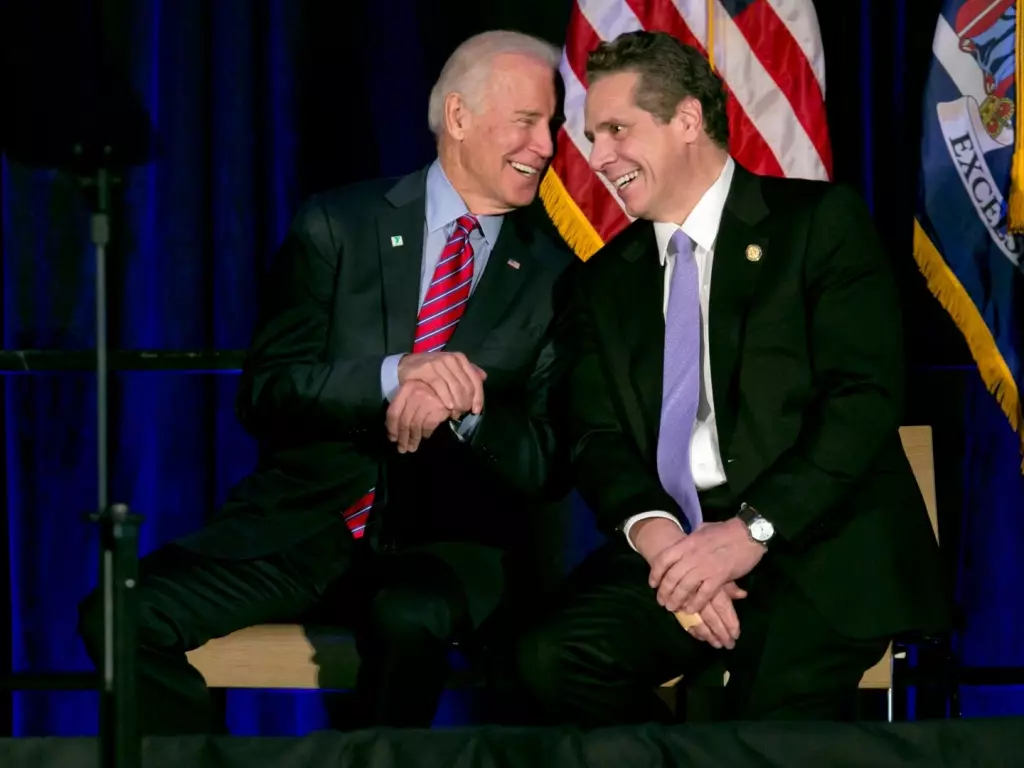 Tổng thống Joe Biden vẽ Đường dây về tình bạn với Thống đốc Andrew Cuomo, Kêu gọi ông từ chức