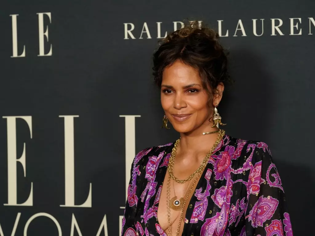 Halle Berry kawai ta bayyana cewa ta kasance tana aiki a matsayin mai tsiri a cikin wannan Risqué Sabon Instagram