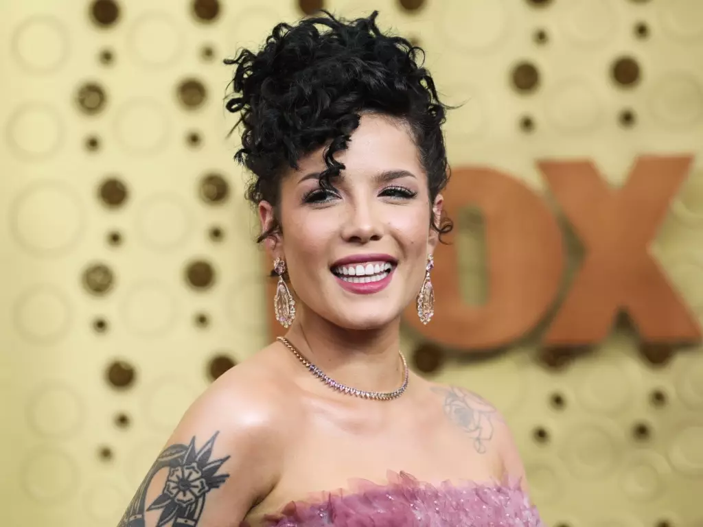 Halsey oslavila Světový týden kojení upřímnou fotkou s miminkem Enderem