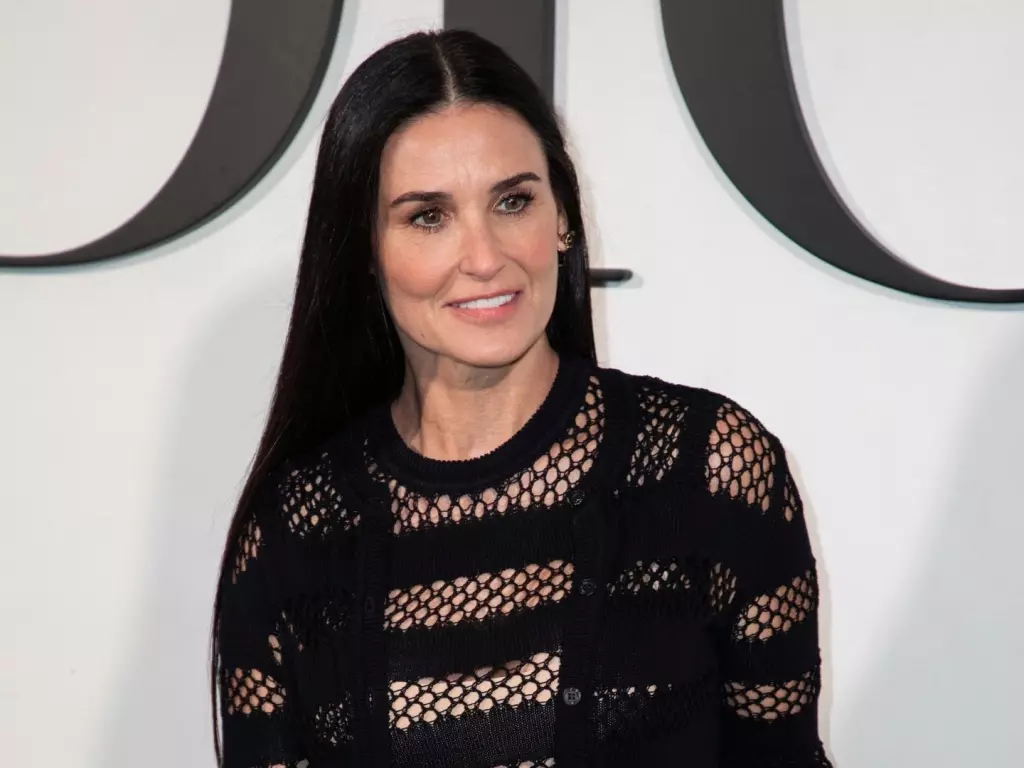 Demi Moore සරාගී ඉරි සහිත Bikini හි ප්‍රීතිය සඳහා ගිම්හානයේ අවසානය සමරයි