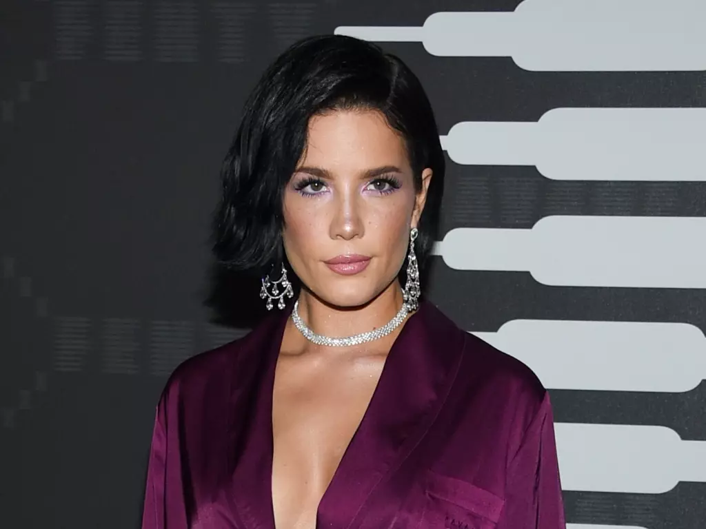 Halsey a devenit adevărată despre corpul lor postpartum într-o nouă postare pe Instagram