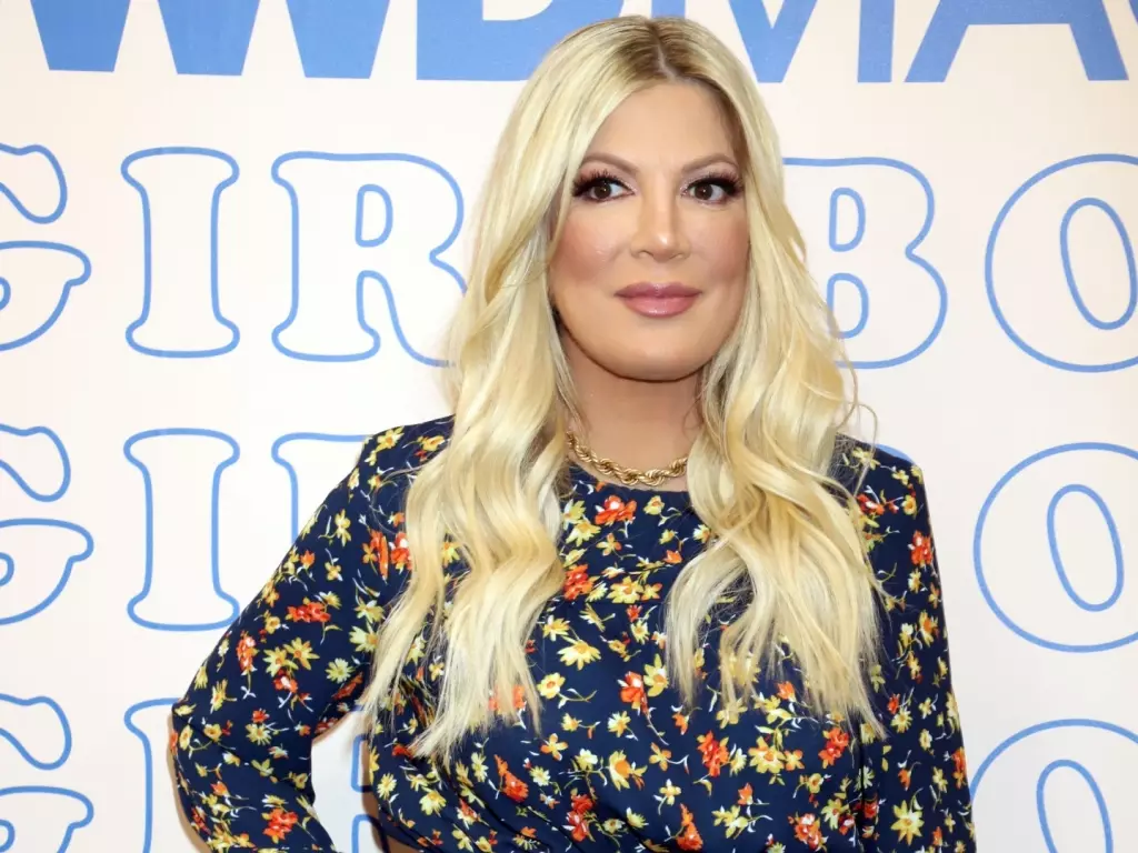 Tori Spelling O re O Loantšana le Molato oa 'Mè Ha a ntse a Hlokomela Bana ba Bahlano: 'Litebello li Thata Haholo.'