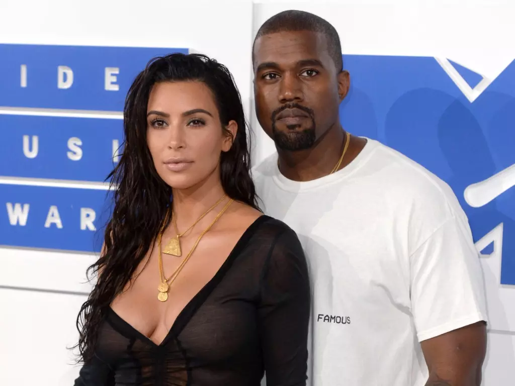 Kanye West azt állítja, hogy a jogi közösség visszatartotta az ex Kim Kardashiant az ügyvédi vizsga letételétől