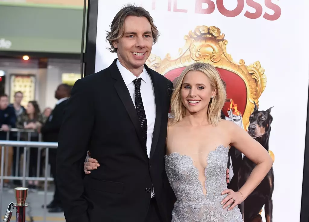 Kristen Bell & Dax Shepard Mengakui Kelucuan Latihan Tandas Dengan Anak Perempuan Mereka: 'Kami Sangka Kami Genius'