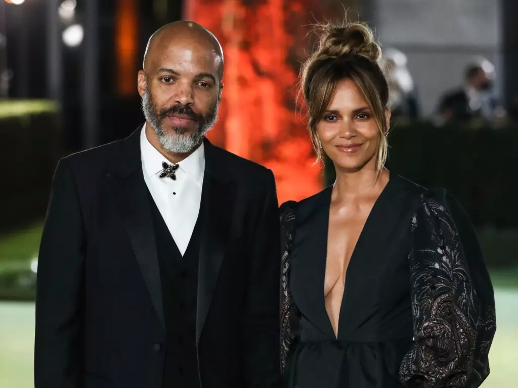 It-tfal ta’ Halle Berry qed jagħmlu ġieħ adorabbli lill-għarus tagħha Van Hunt f’dawn ir-ritratti ġodda rari