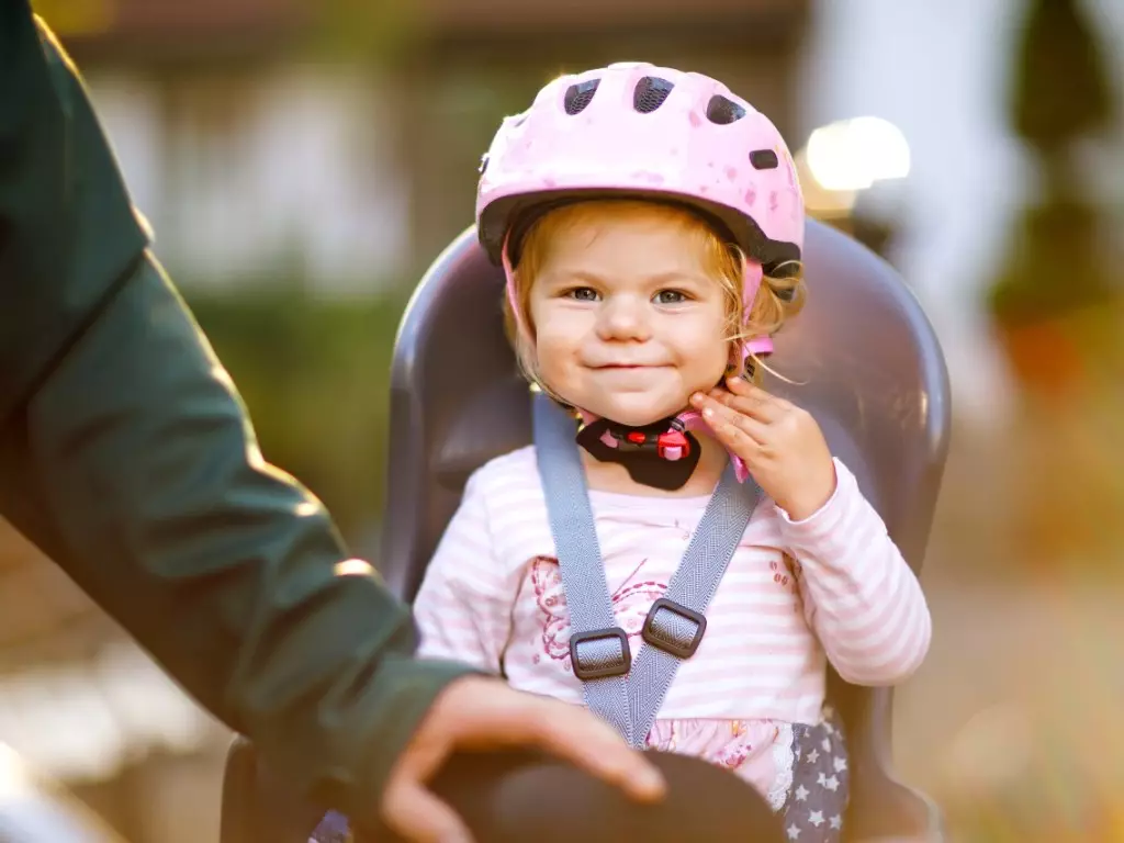 Olary ýöremek üçin aňsatlyk bilen çaga welosipedli oturgyçlar