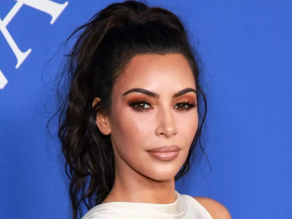 A filla de Kim Kardashian, North West, é un neno honesto mentres se burla da nai por falar "diferente"