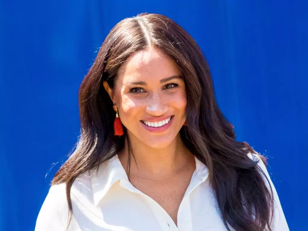 Gba Wiwo ẹgba Constellation Meghan Markle Lati Fidio Ọjọ-ibi Rẹ fun Kere Pẹlu Iwọnyi Labẹ $ 28 Dupes