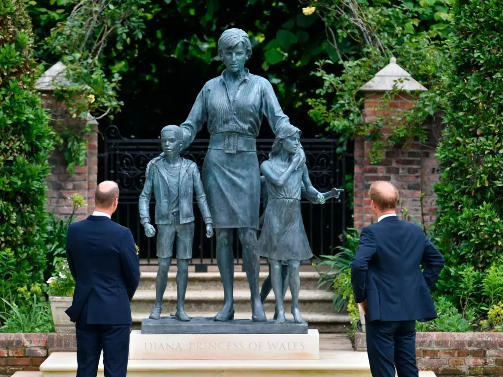 Prinsesse Dianas statue inkludert en svart gutt ble bestemt av William og Harry for mange år siden