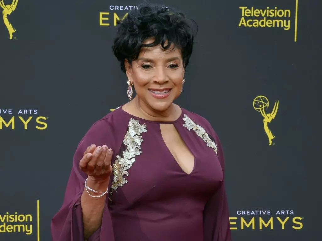 Tá Phylicia Rashad Ró-bheag, Ró-dhéanach le Tacaíocht Phoiblí a thabhairt do Bill Cosby