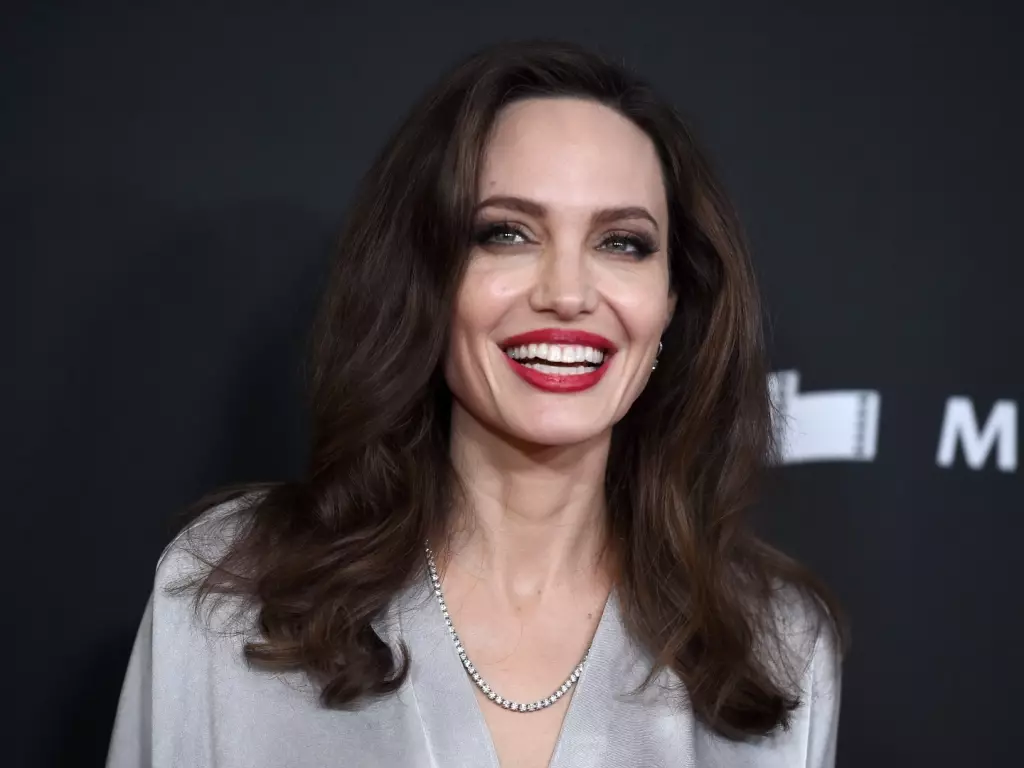 Taariikhda Casho ee Angelina Jolie ee Xiddig-Guulaystaha Grammy-ga waxa ay keentay Su'aalo aad u badan