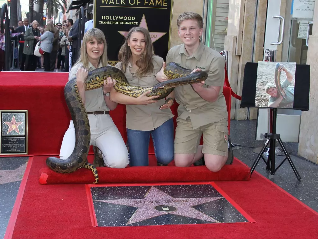 Bindi en Robert Irwin bring hulde aan hul 'Amazing' Pa op 'Steve Irwin Day'