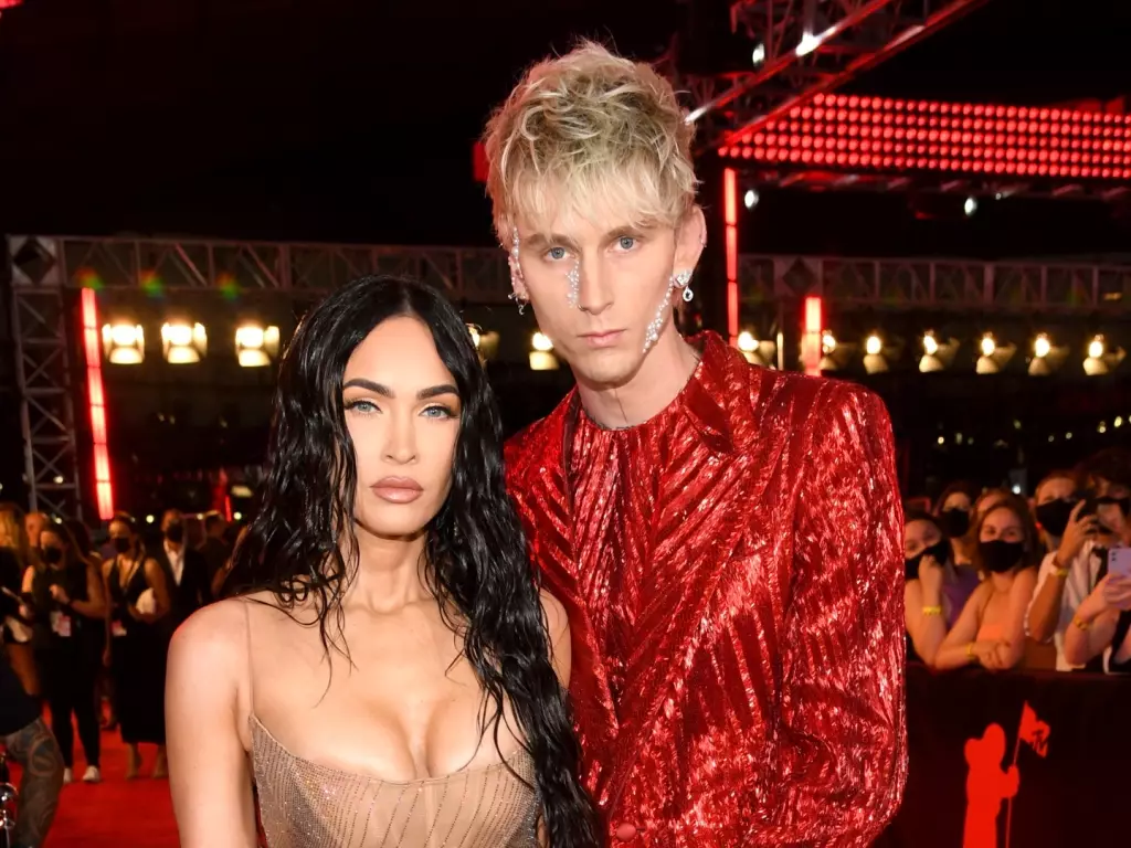 Megan Fox lucía tan sexy neste look case espido na alfombra vermella dos VMA con Machine Gun Kelly