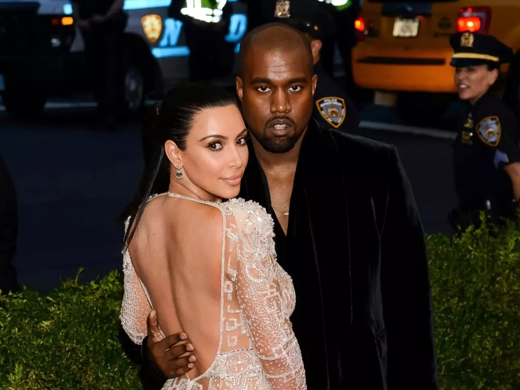 Kim Kardashian a făcut un semn de autodepreciere față de căsătoria ei cu Kanye West în acest toast de nuntă