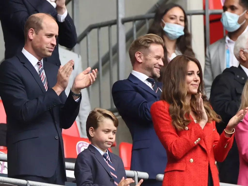 Mwana Mkubwa wa Prince William, Prince George, Anamfuata Baba yake na Peeve Hii Mpya