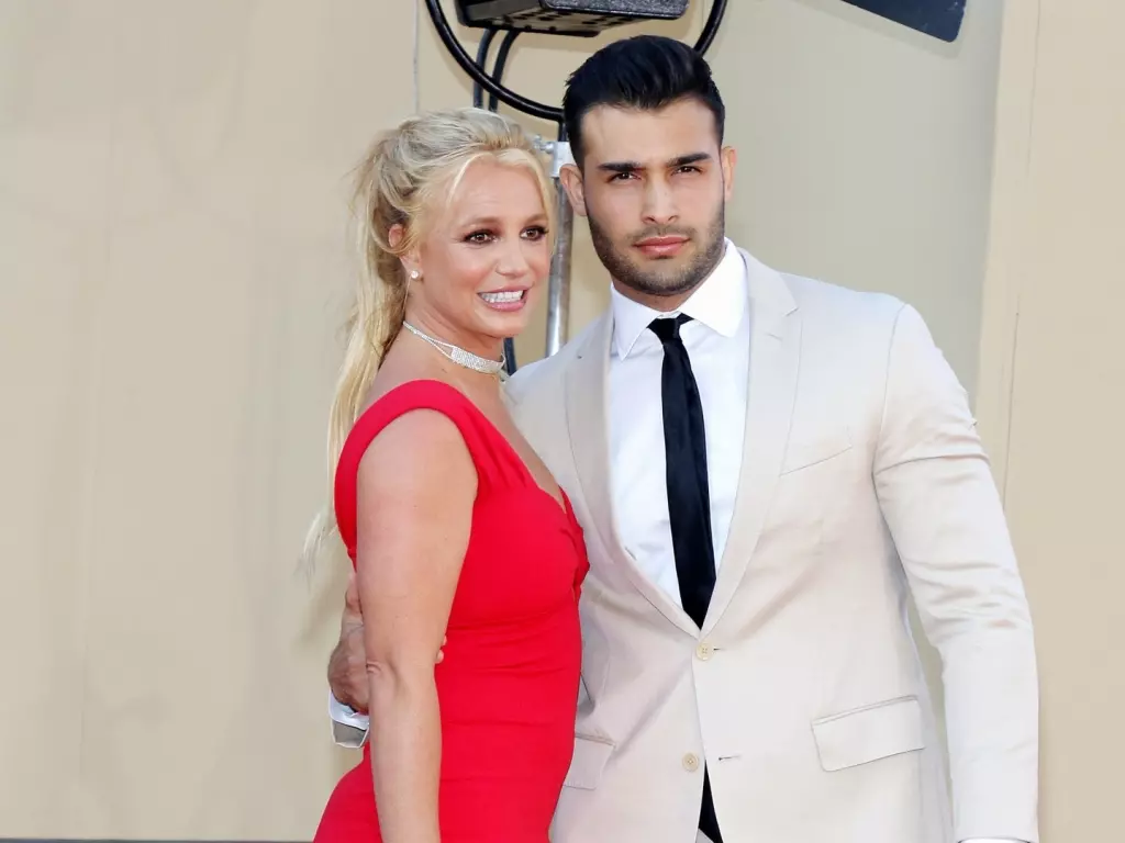 Britney Spears Anaonekana Kufurahi Sana Kuchumbiwa na Sam Asghari kwenye Video Hii ya Tangazo Kamili