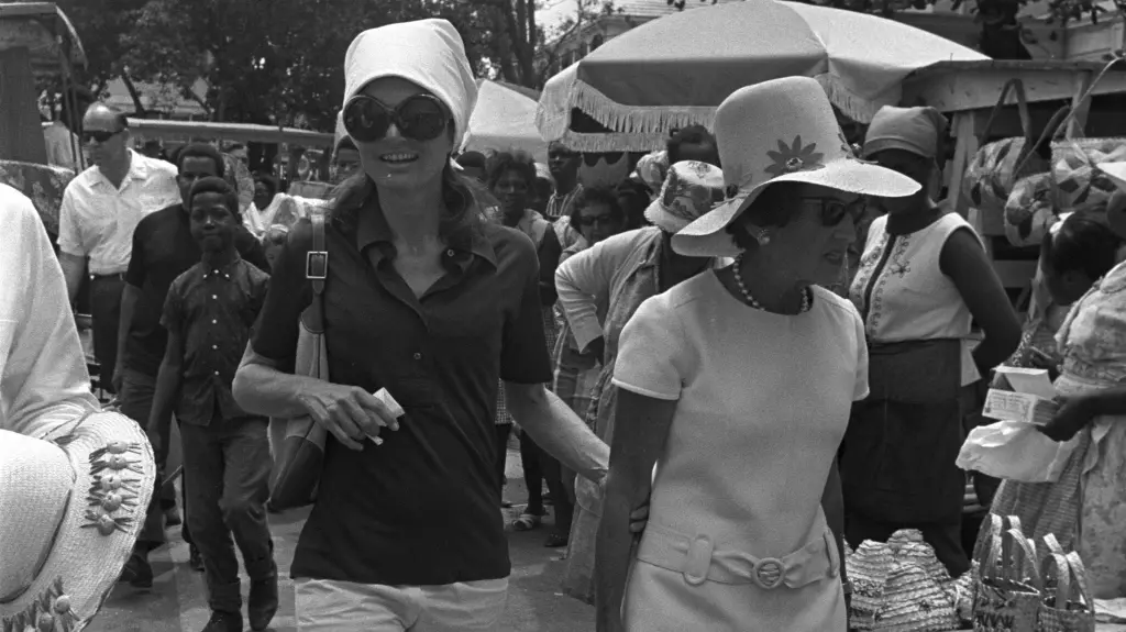 Ulubione sandały Jackie Kennedy są teraz do 80% taniej — czas więc na zapas