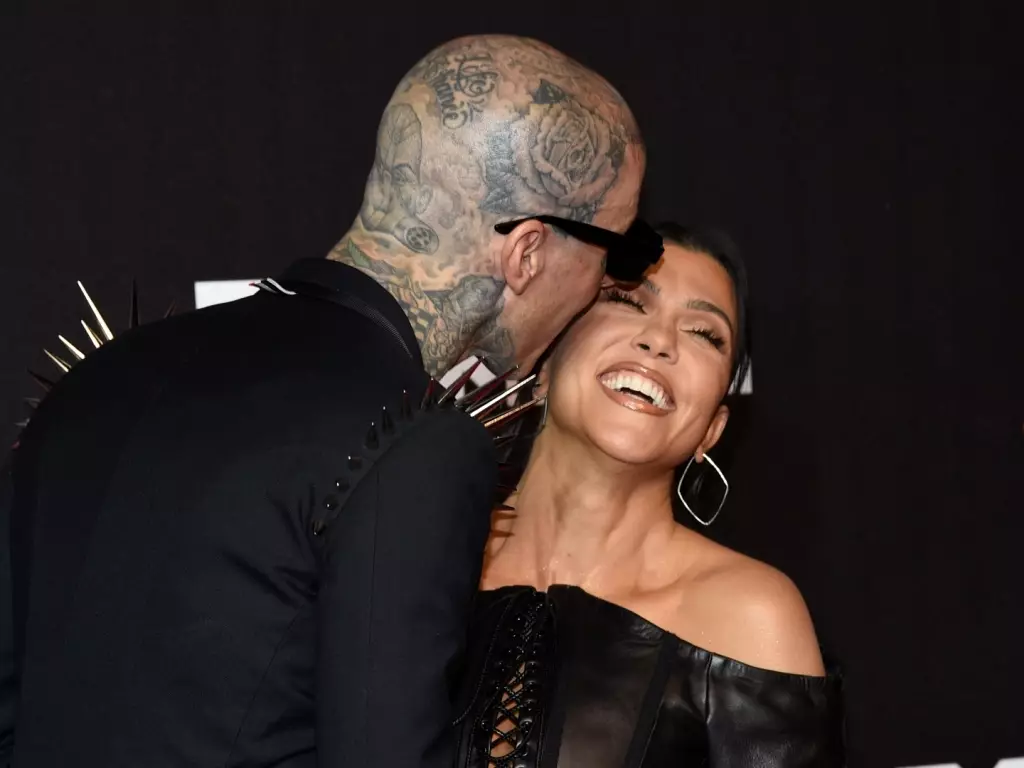 Kourtney Kardashian e Travis Barker hanno debuttato sul red carpet prevedibilmente pieno di PDA ai VMA