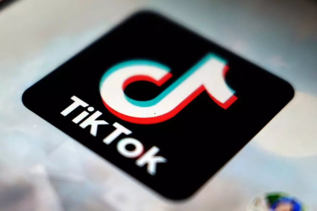 “TikTok” -yň iň gowy görýän düwürtik ýassygy, deriniň reňkini çaltlaşdyrjak we hatda ýagtylandyrjak garaňky nokady döredýär.