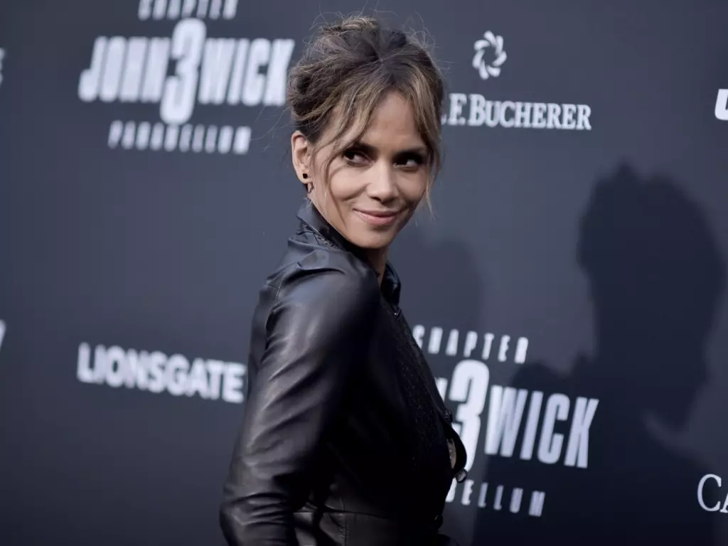 Halle Berry ha condiviso il suo momento di perline agli MTV VMAs con questa foto sexy di ritorno al passato