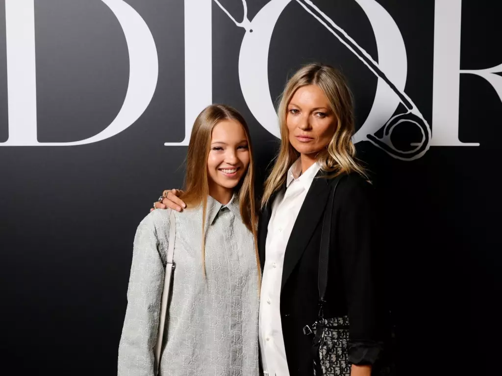 La filino de Kate Moss, Lila Moss, ĵus enkanaligis sian panjon tiel bone en ĉi tiuj malbonhumora modelaj pafoj por perfekta revuo.