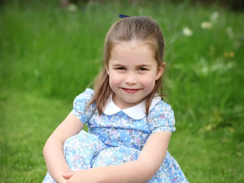 Princess Charlotte waa isku darka saxda ah ee Amiir William iyo Kate Middleton Sawirkan cusub