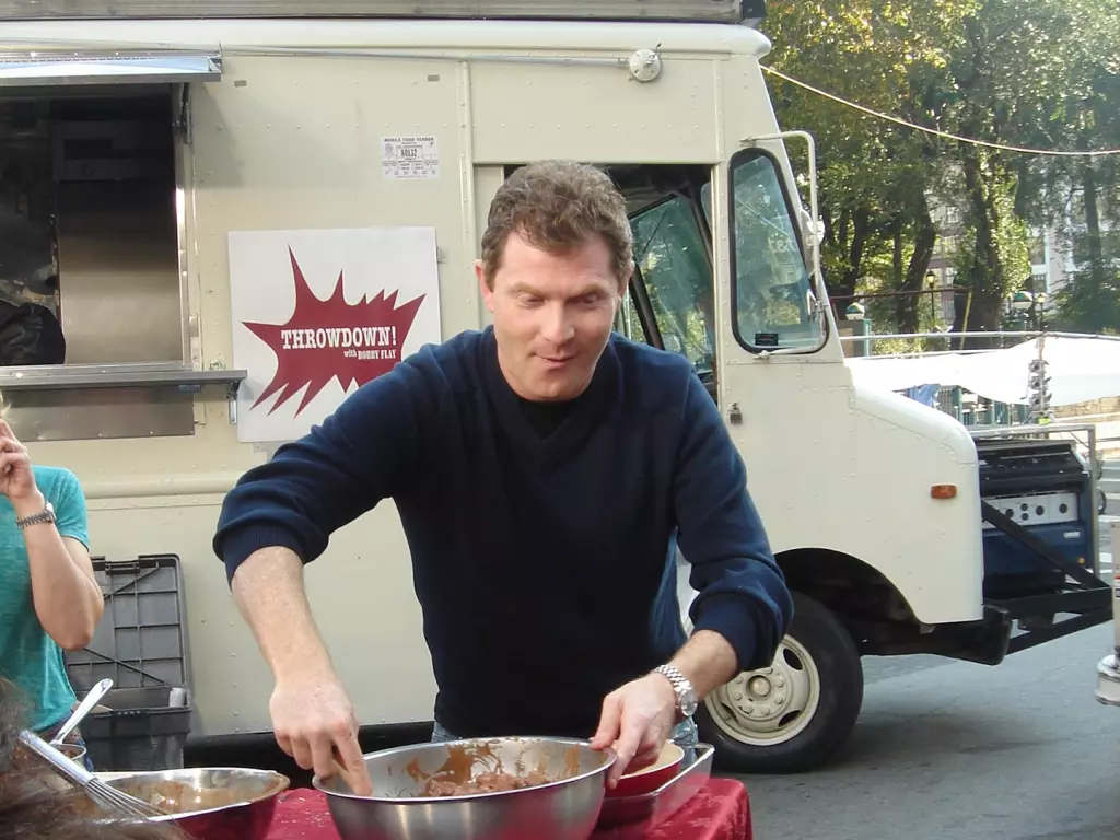 „Beat Bobby Flay“ kulinarijos knyga jau beveik čia ir mes užsakome daugiau nei vieną šventinėms dovanoms