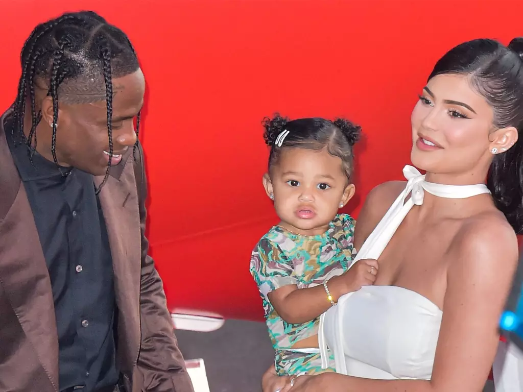 Travis Scott és Kylie Jenner „önfegyelem”, amikor Stormi neveléséről van szó