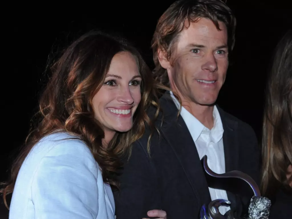 Julia Roberts-ek eta Danny Moder senarrak 19 urteko ezkontzak itxura ona dutela frogatzen dute argazki arraroan