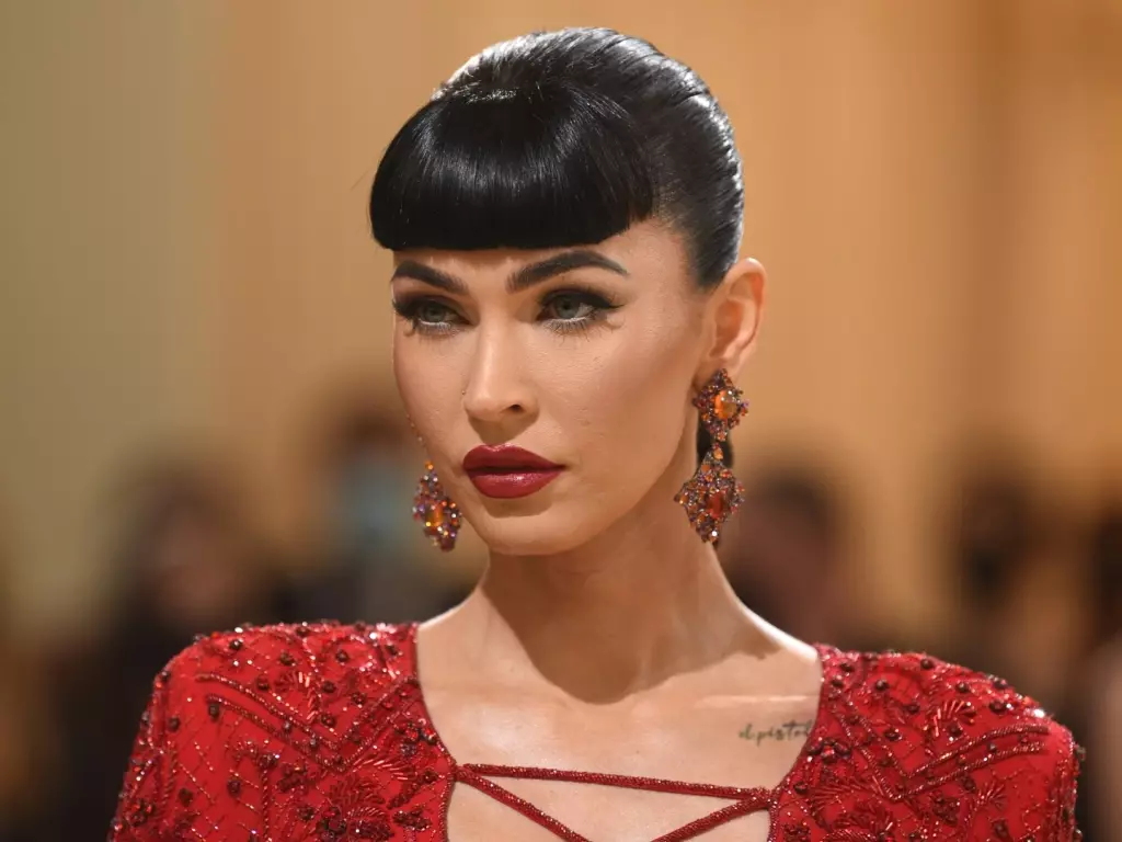 Megan Fox Nganggo Rupa Beureum Met Gala Paling Seksi Ngaléngkah Tanpa Mesin Gun Kelly